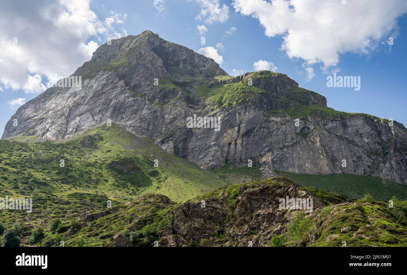 Berge über dem Staudamm des gloriettes, ein großer Stausee und Staudamm ...