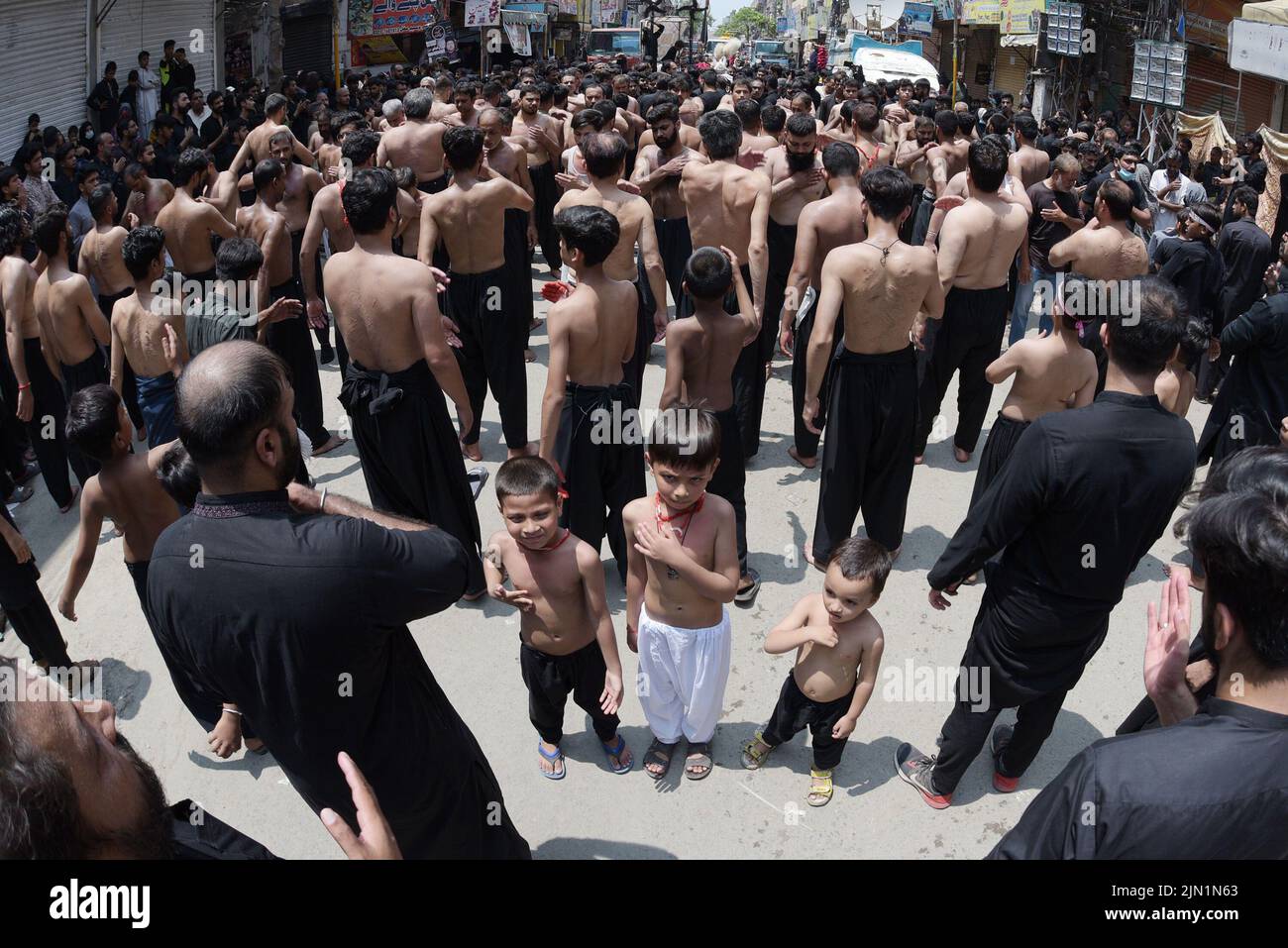 Lahore, Pakistan. 08. August 2022. Pakistanische schiitische Muslime ...