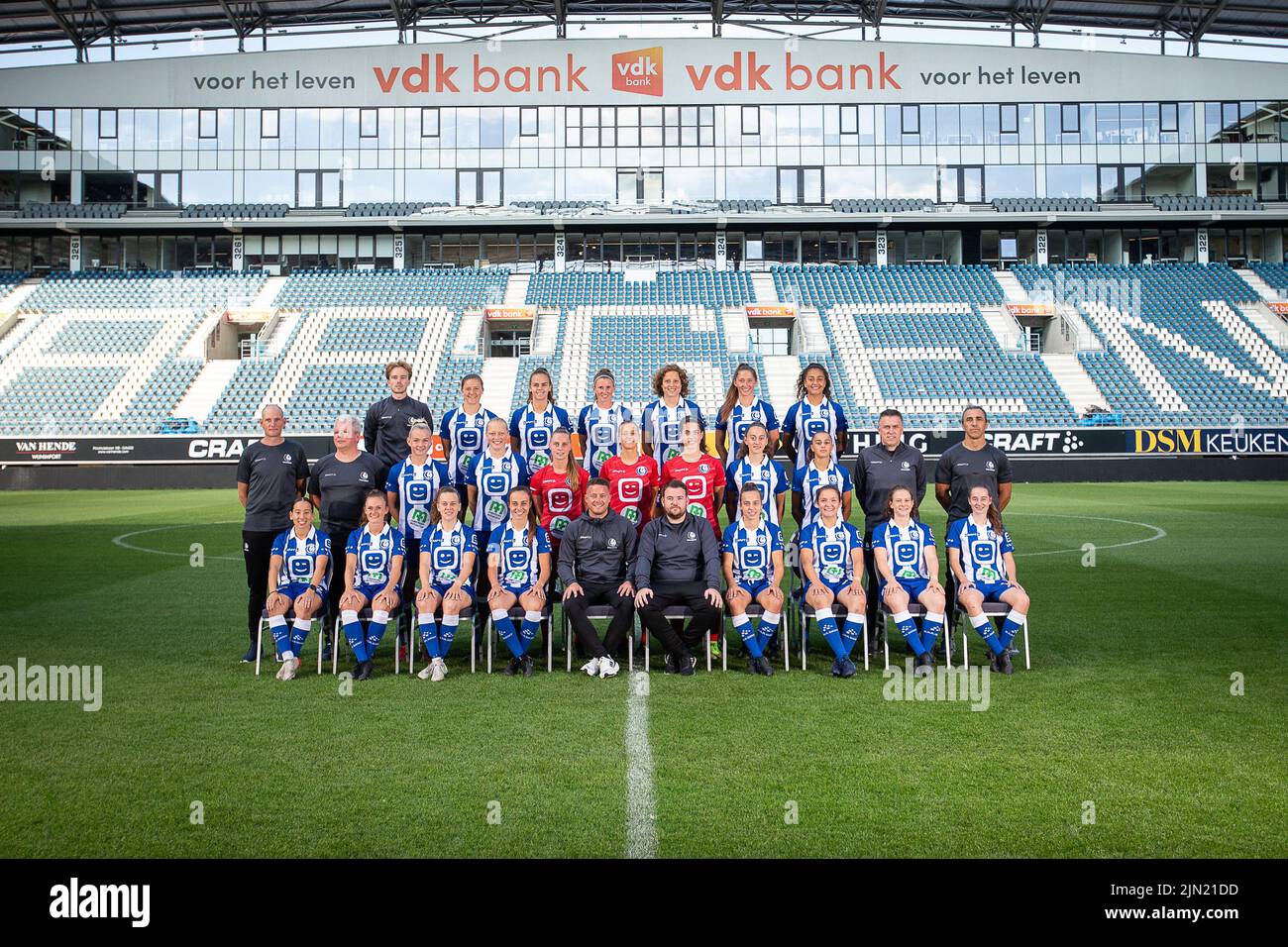 Spieler und Mitarbeiter posieren für ein Teamfoto beim Fotoshooting des ...