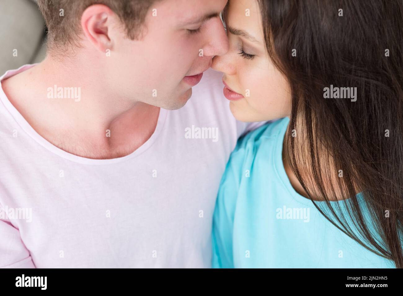 Mann frau schmusen -Fotos und -Bildmaterial in hoher Auflösung – Alamy