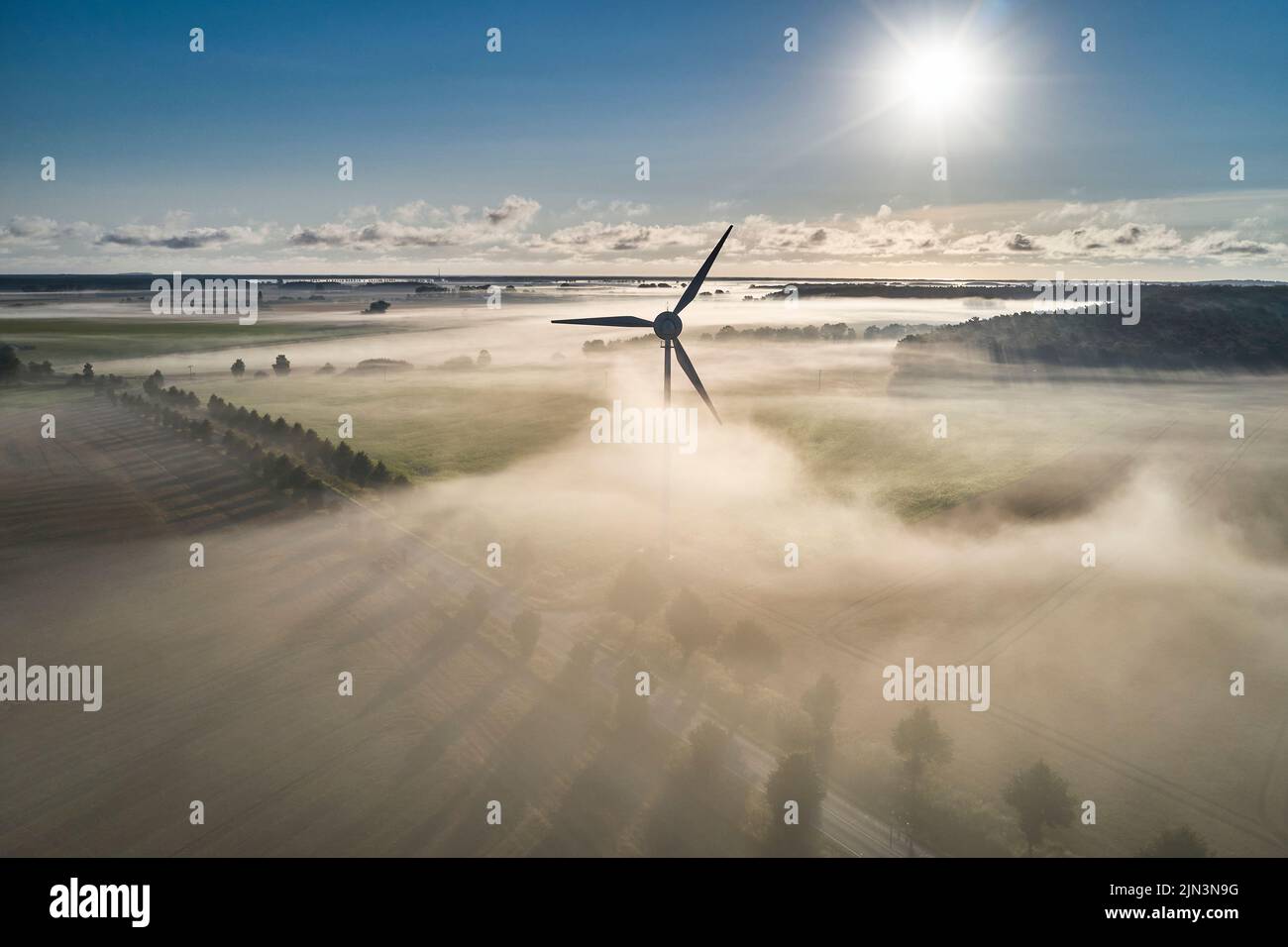 Onshore-Windturbine, die in der Morgensonne im Nebel steht ... Onshore-Windturbine, die in der Morgensonne im Nebel steht ...