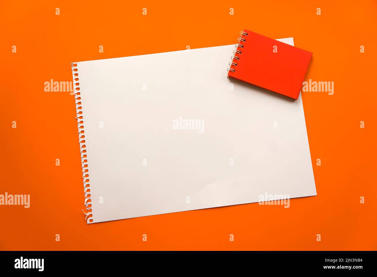 Leeres Blatt Papier Platz für Design und Beschriftung auf einem schönen ...