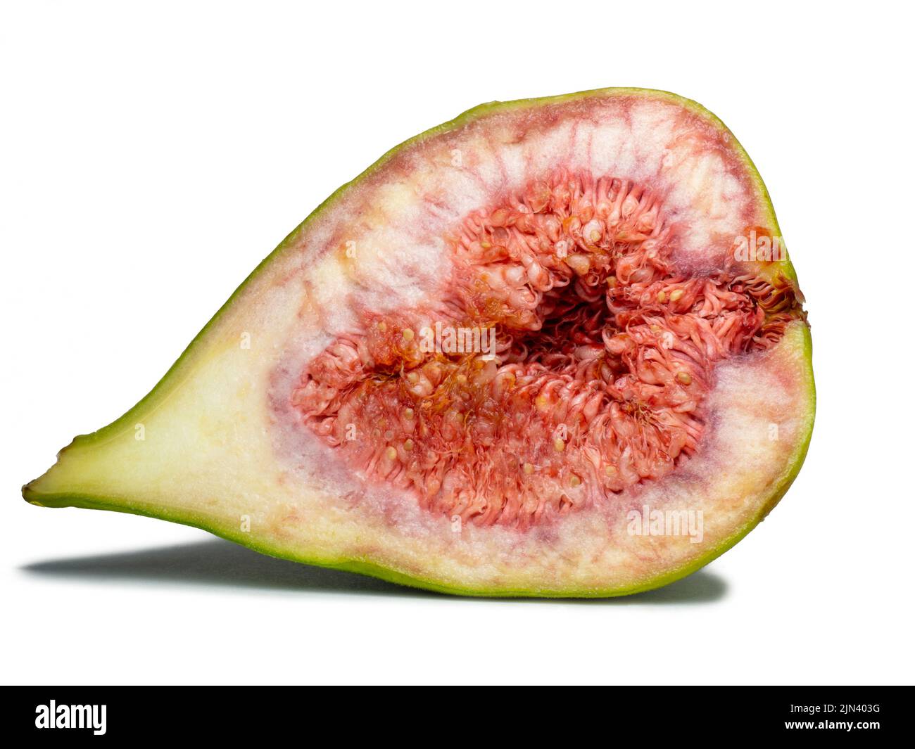 Die Abb. wird halbiert. Frisches, rohes Obst. Abb. Feigen mit Samen ...