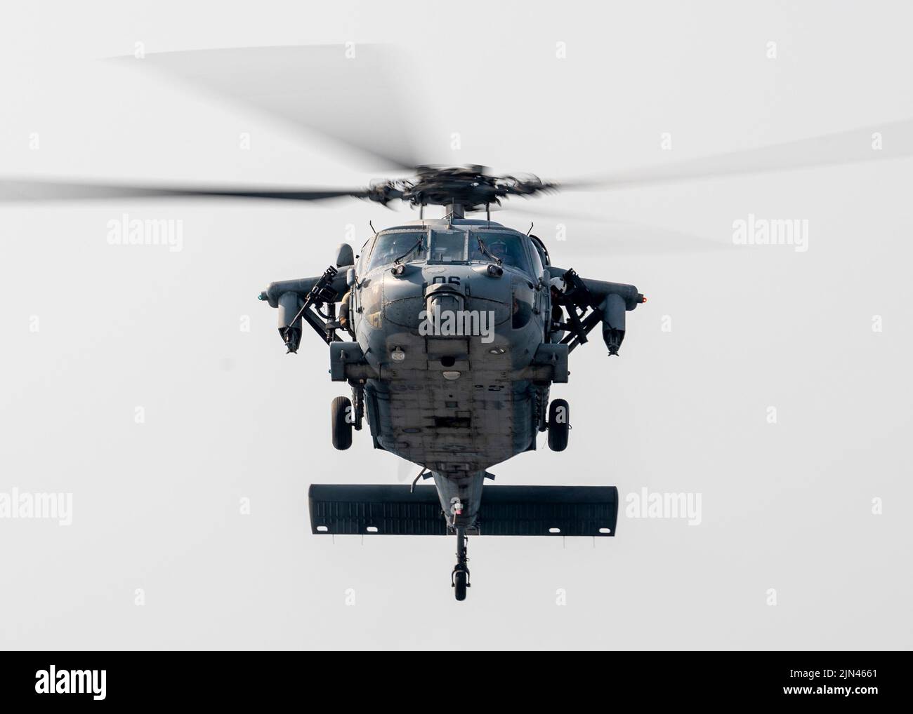 220724-F-LN908-1480 GULF OF ADEN (24. Juli 2022) ein MH-60s Seahawk ...