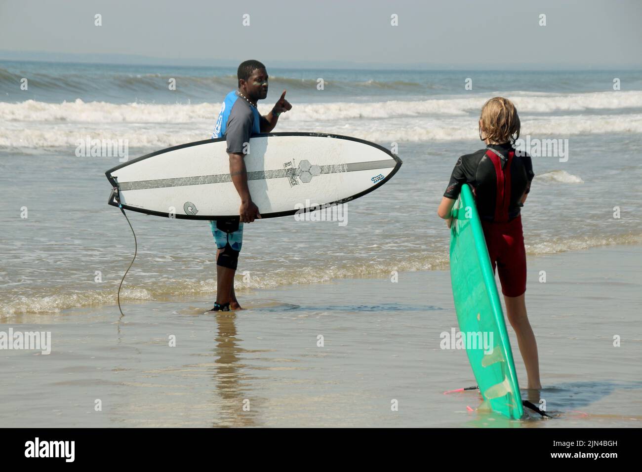 New York, Deutschland. 22.. Juli 2022. Lou Harris gibt Kindern ...