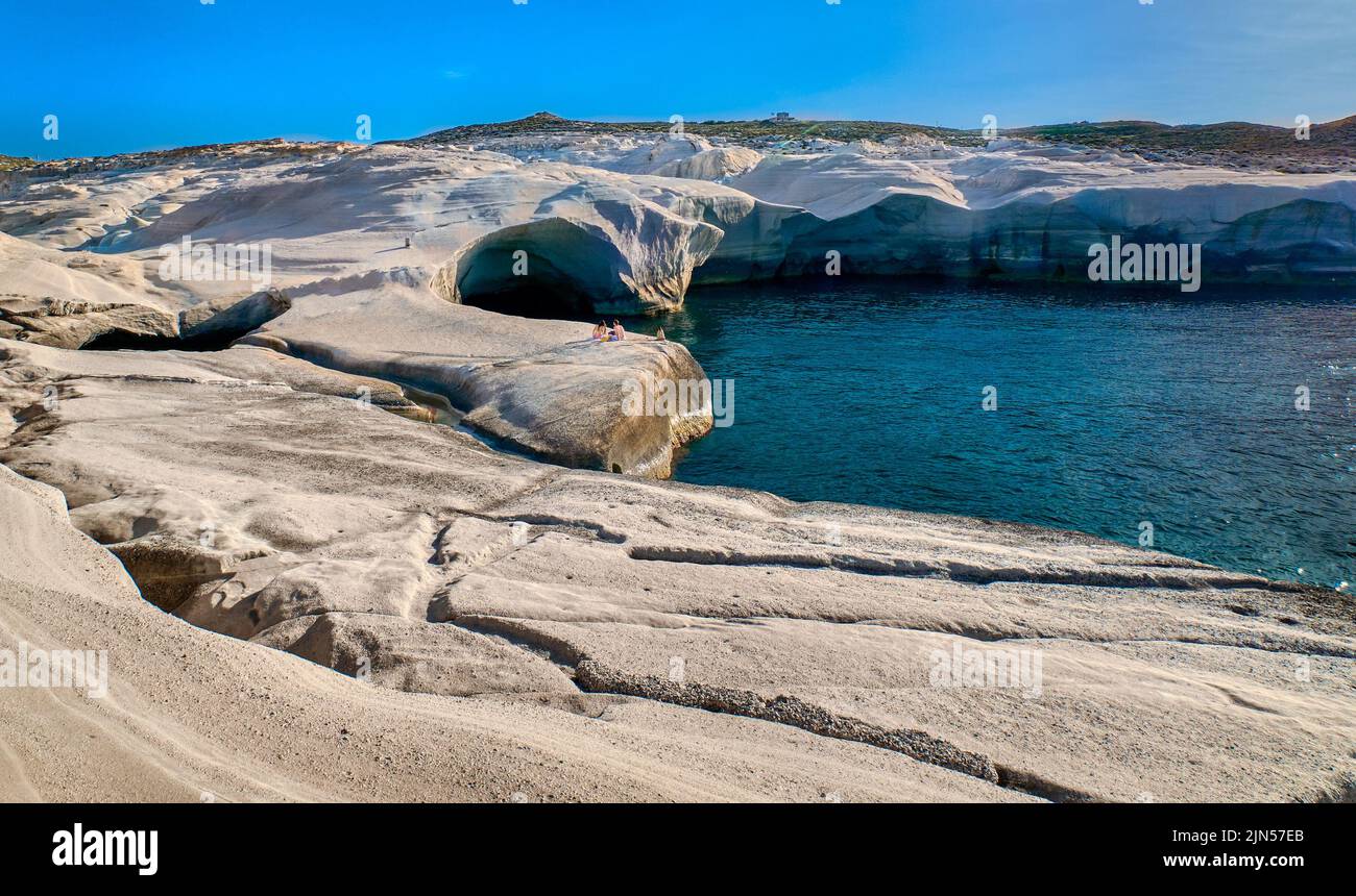 Wunderschöne Landschaft aus weißen Felsen am Strand von Sarakiniko, der ...