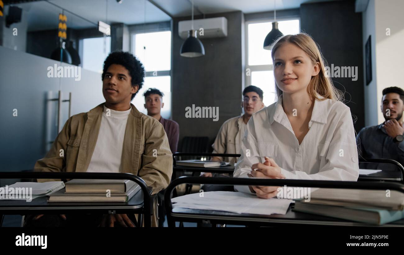 Studenten lernen in Klassenzimmer-Gruppe junge glückliche Menschen ...