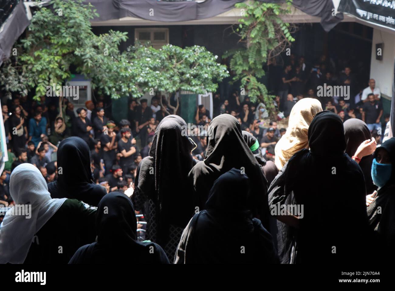 Neu Delhi, Neu Delhi, Indien. 9. August 2022. Schiitische muslimische Frauen und Männer in einer ...