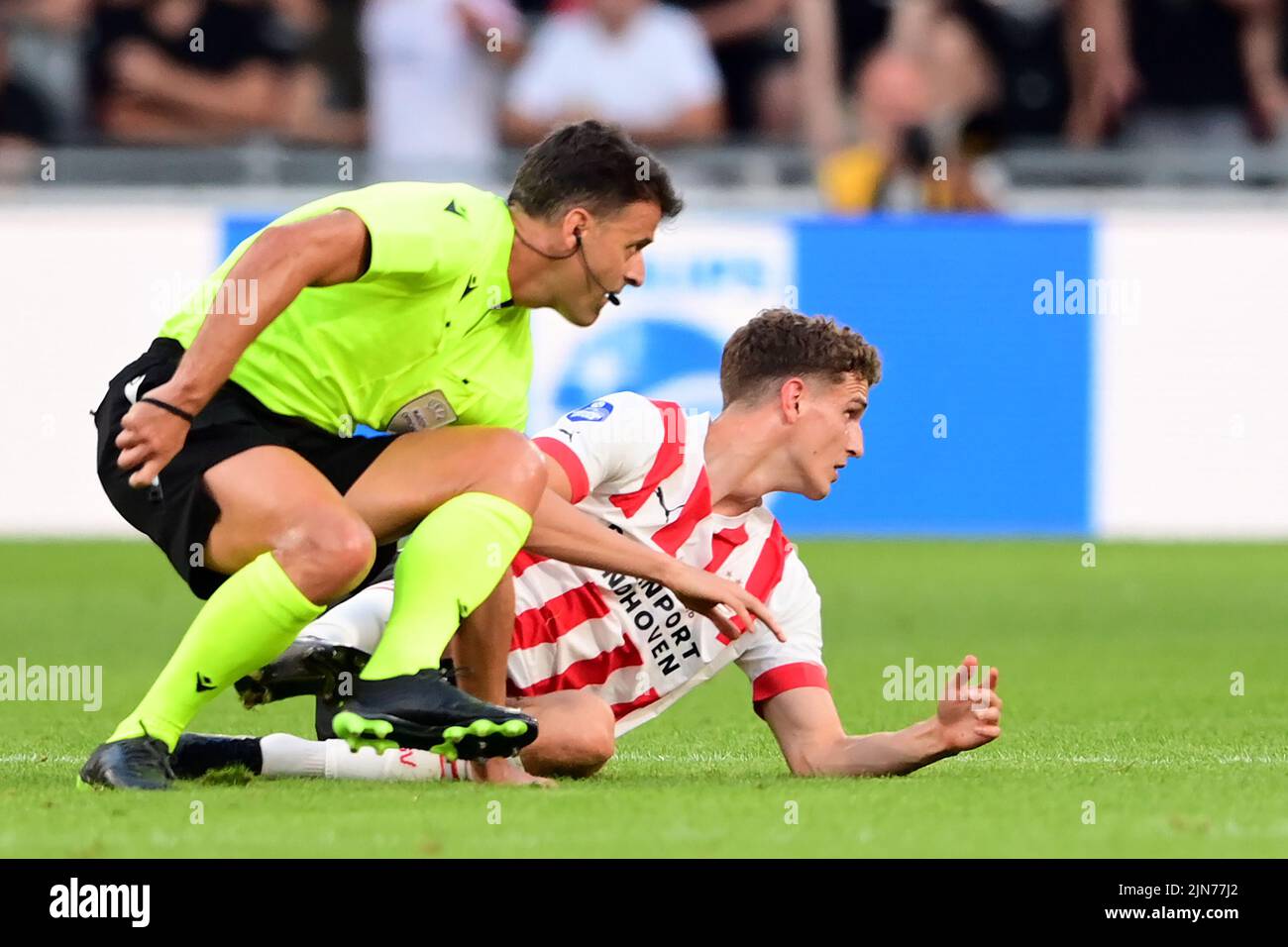 EINDHOVEN - (lr) Schiedsrichter Jesus Gil Manzano, Guus Til vom PSV ...