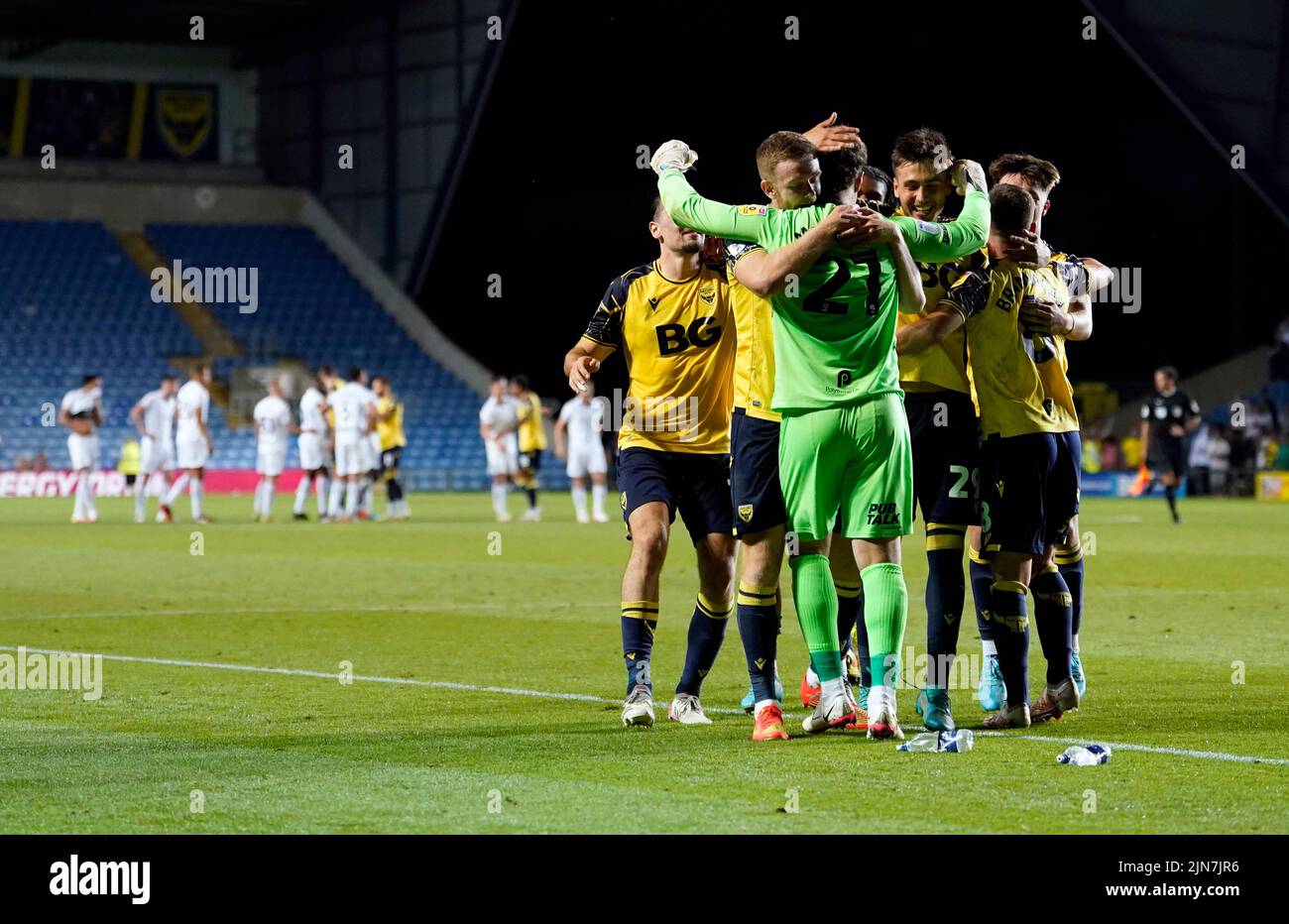 Die Spieler von Oxford United feiern den Sieg des Elfmeterschießeres ...