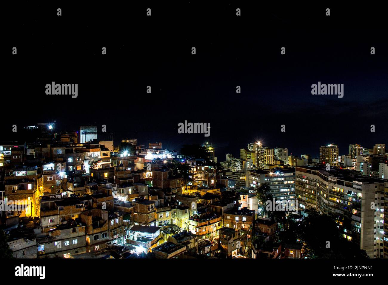 Favela rio night -Fotos und -Bildmaterial in hoher Auflösung – Alamy
