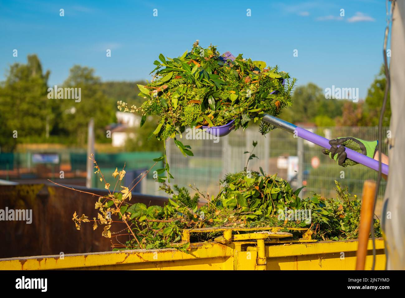 Kompost mit vielen verschiedenen Pflanzen. Kompost auf der Schaufel ...