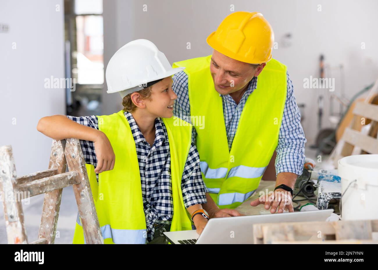 Vater sohn inneres knid -Fotos und -Bildmaterial in hoher Auflösung – Alamy