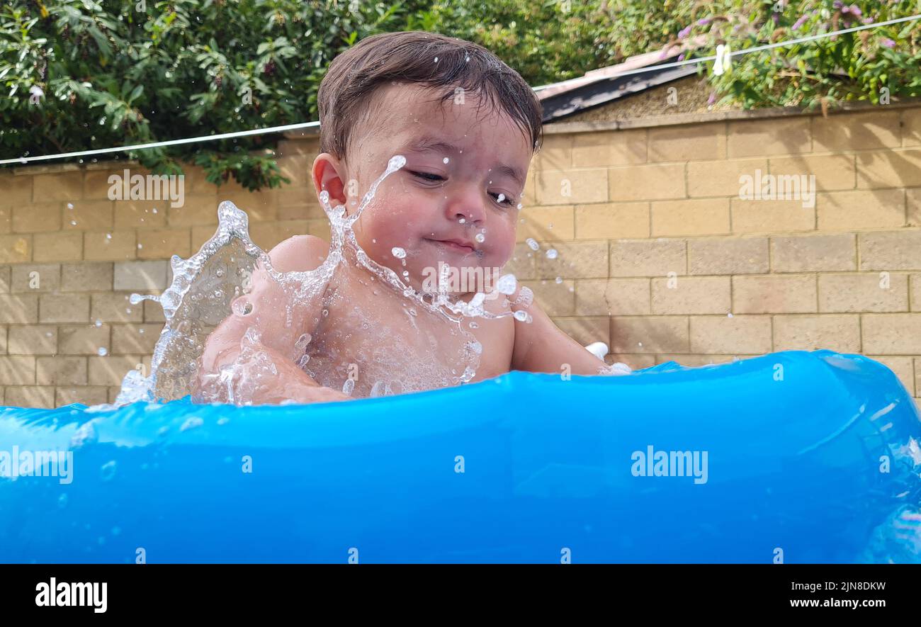 Baby im badewasser -Fotos und -Bildmaterial in hoher Auflösung – Alamy