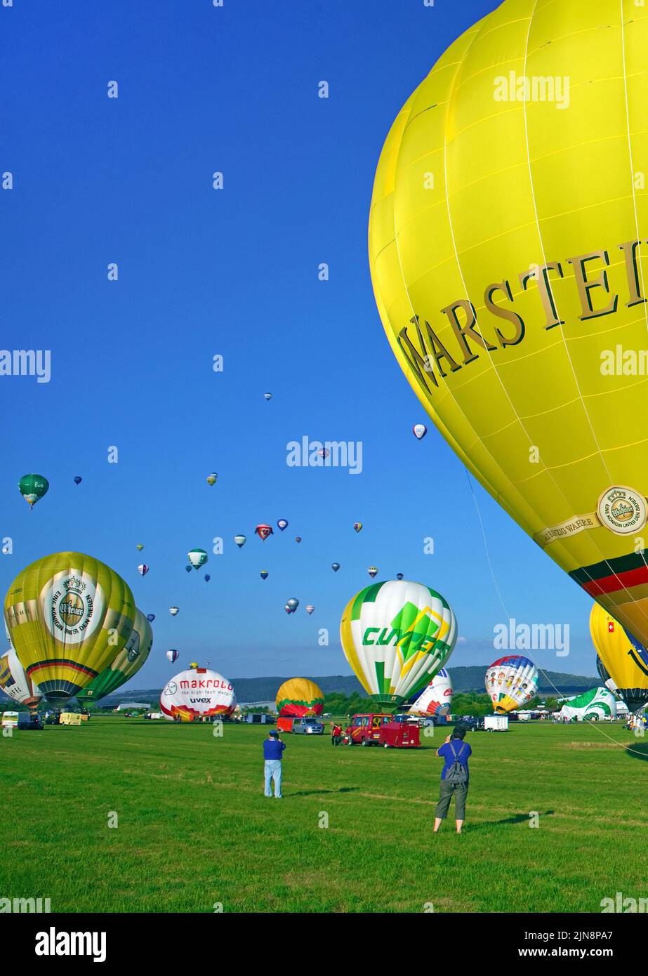 Vorbereitung und Start von Heißluftballons, Mosel-Ballon-Fiesta auf dem ...