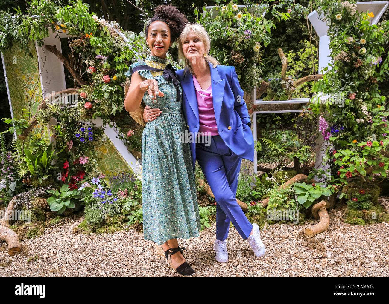 Schauspielerin Joanna Lumley posiert mit der Blumendesignerin Hazel ...