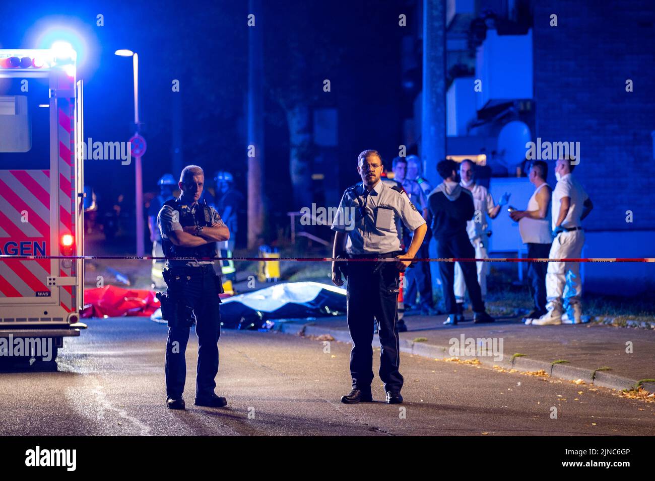 10. August 2022, Nordrhein-Westfalen, Solingen: Polizisten sichern sich einen abgesperrten ...