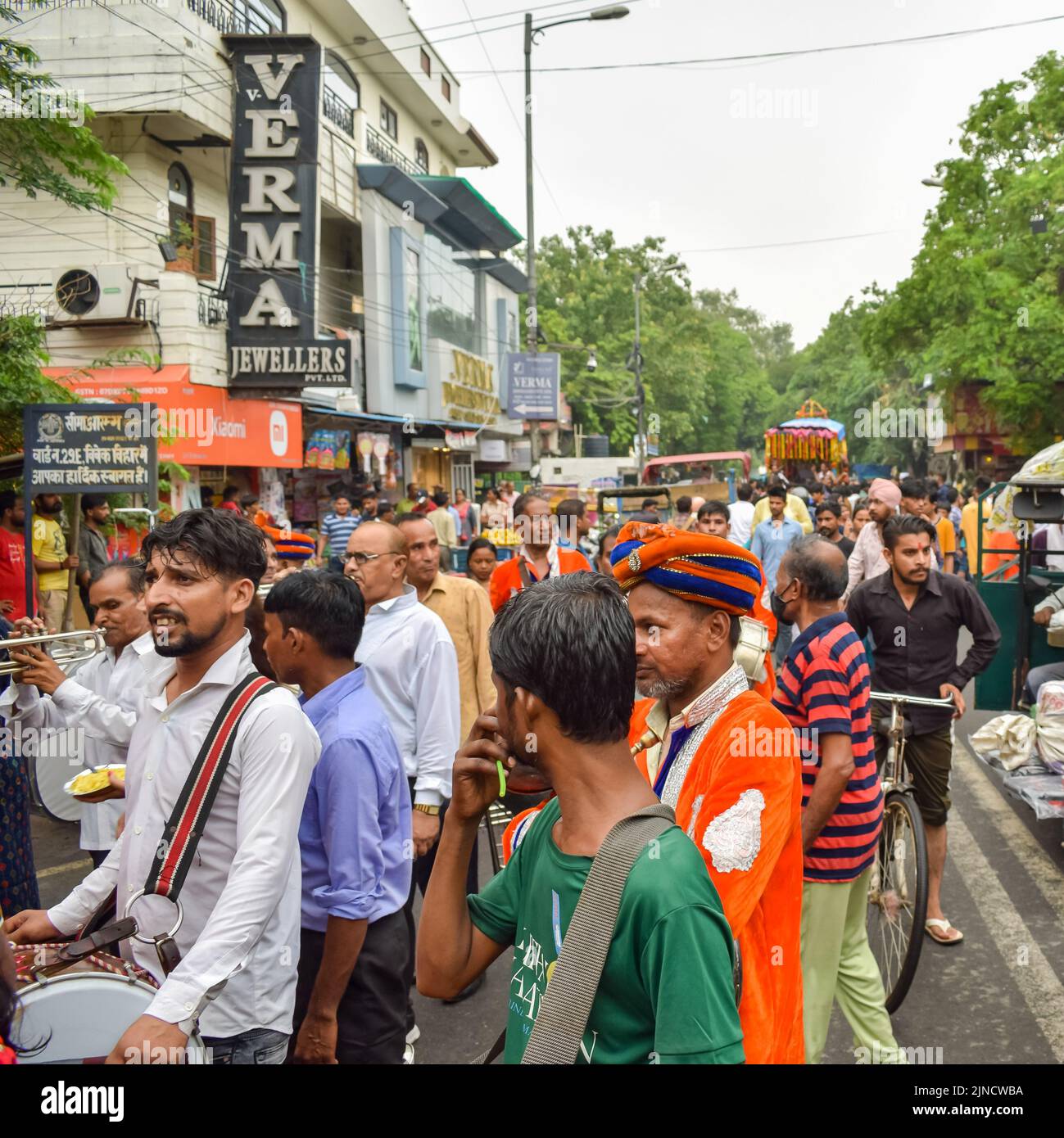 Neu-Delhi, Indien Juli 01 2022 - Eine riesige Versammlung von Anhängern ...