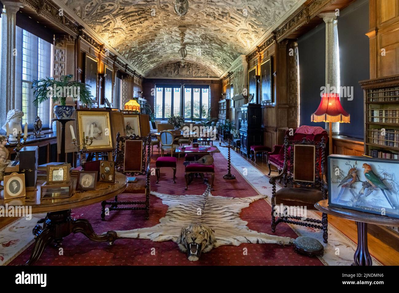 Long gallery -Fotos und -Bildmaterial in hoher Auflösung – Alamy