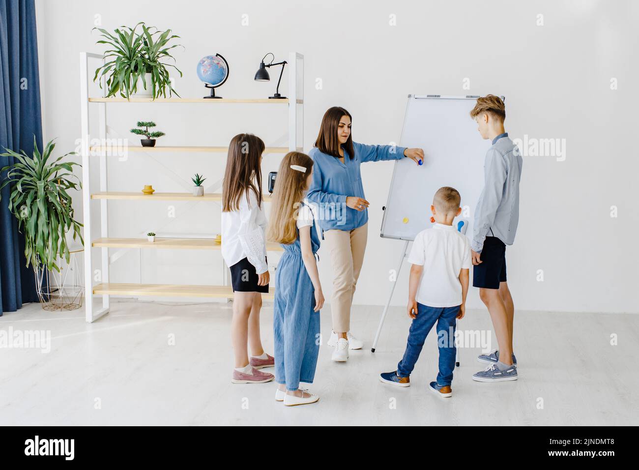 Erläuterung der Lektion und Verwendung des Boards. Gruppe von Kindern ...
