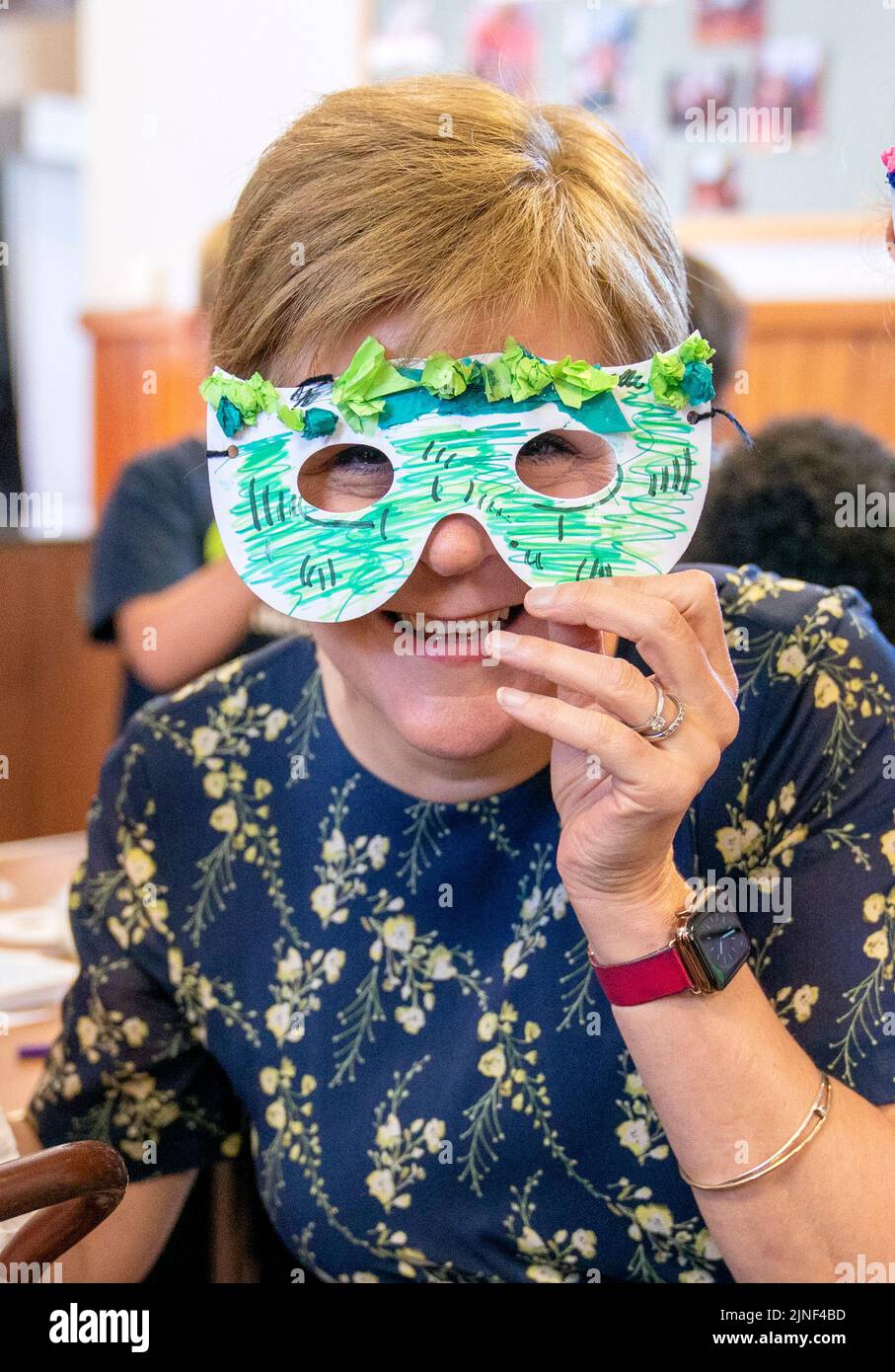 Die erste Ministerin Nicola Sturgeon begleitet die Kinder bei einem ...