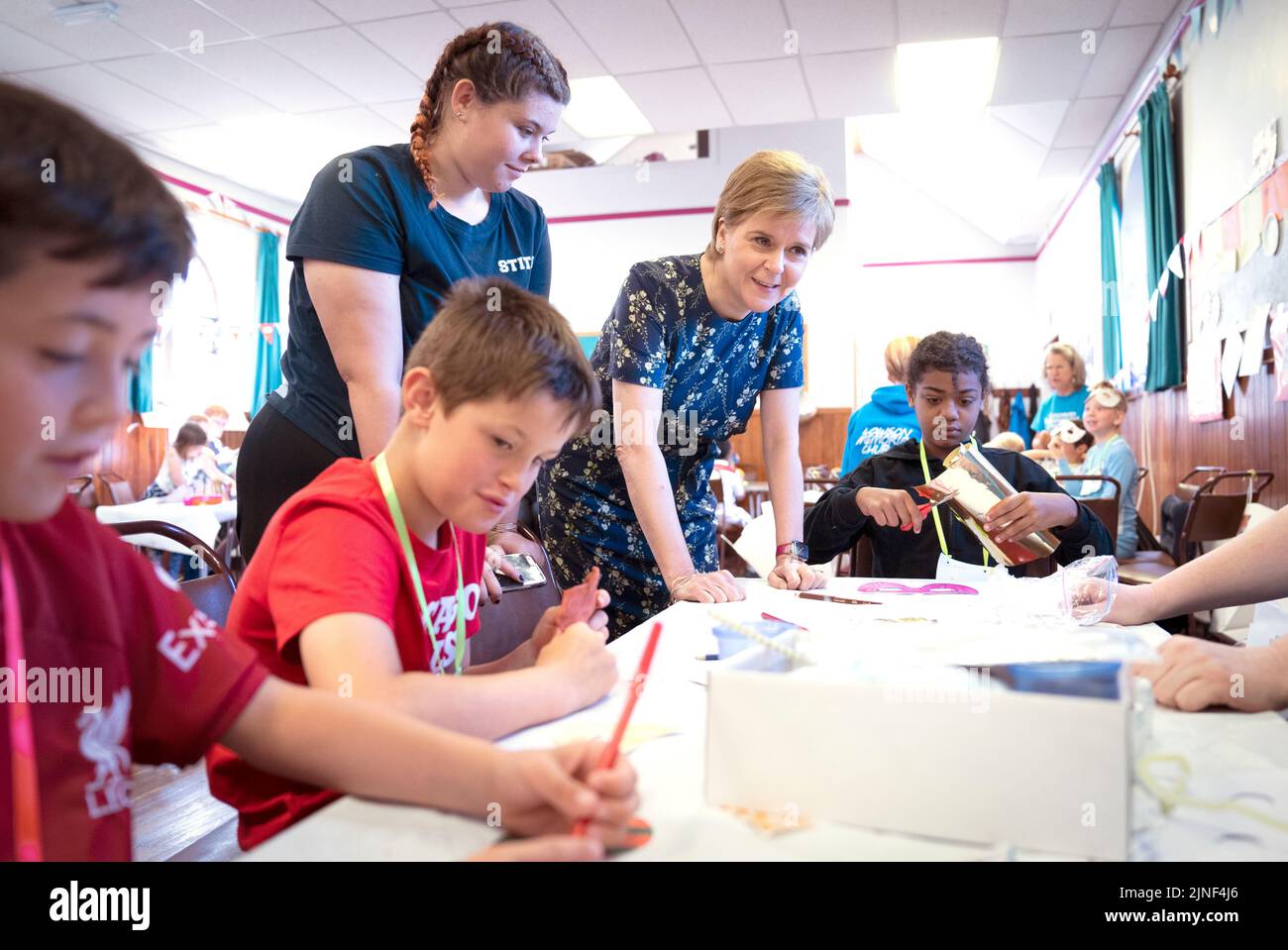 Die erste Ministerin Nicola Sturgeon begleitet die Kinder bei einem ...