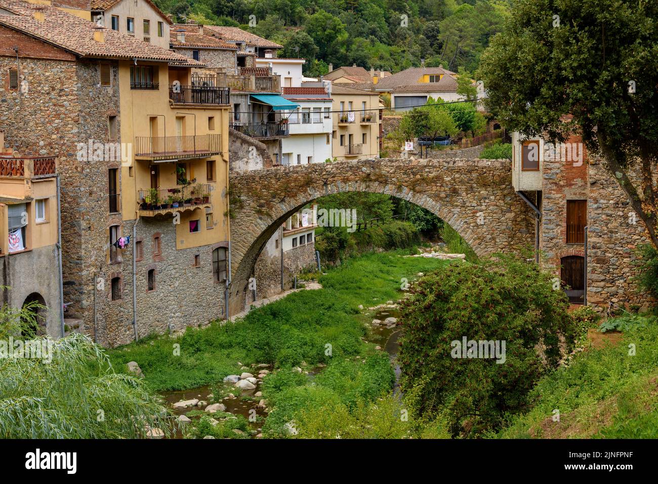 Osor Dorf, in Les Guilleries Bergen, mit der Brücke und der Schlucht ...