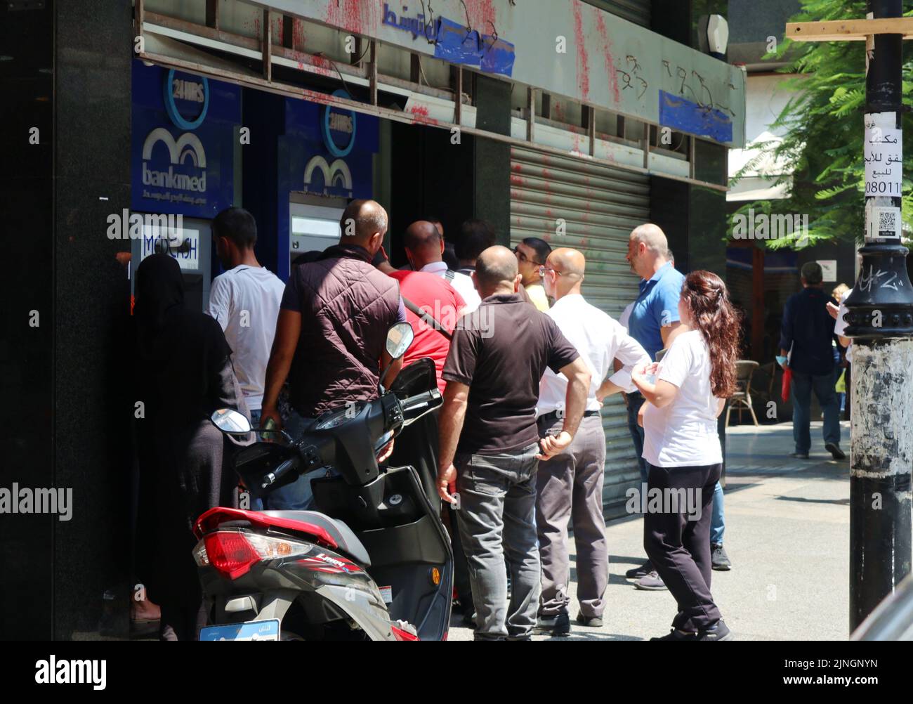 An einem Geldautomaten in Hamra, Beirut, Libanon, stehen Menschen ...
