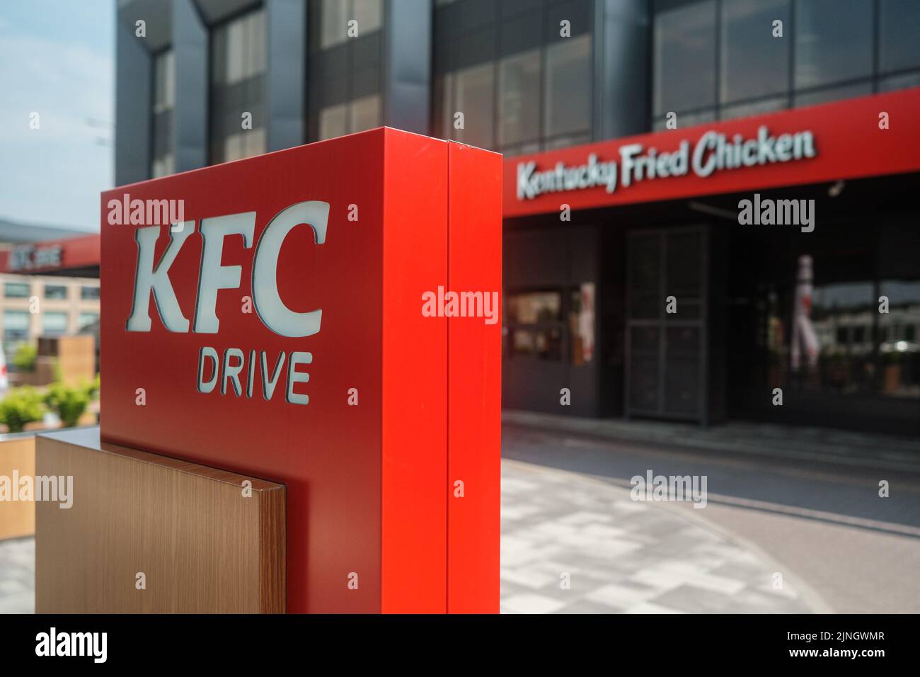 Kiew, Ukraine - 11. August 2022: KFC-Drive-Thru-Schild am Fast-Food ...