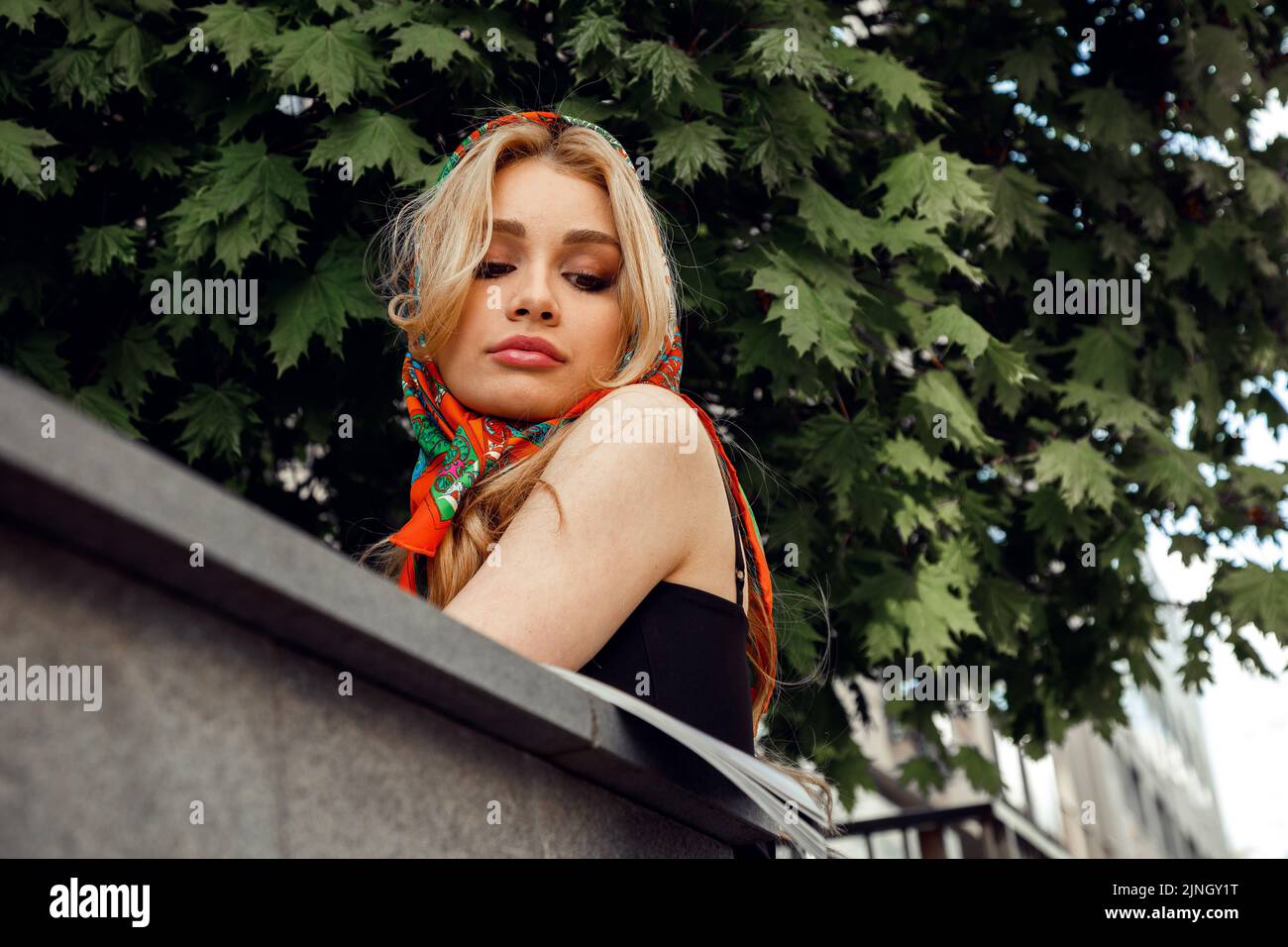 Pariser mode look -Fotos und -Bildmaterial in hoher Auflösung – Alamy