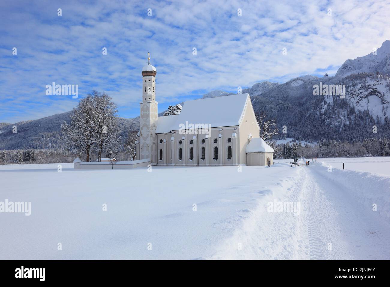 Die barocke Colomanskirche, St. Coloman, im Winter in tiefverschneiter ...