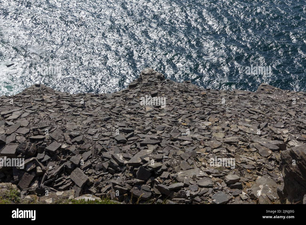 Ein Blick von oben auf einen riesigen Steinhaufen am Meer bei den ...