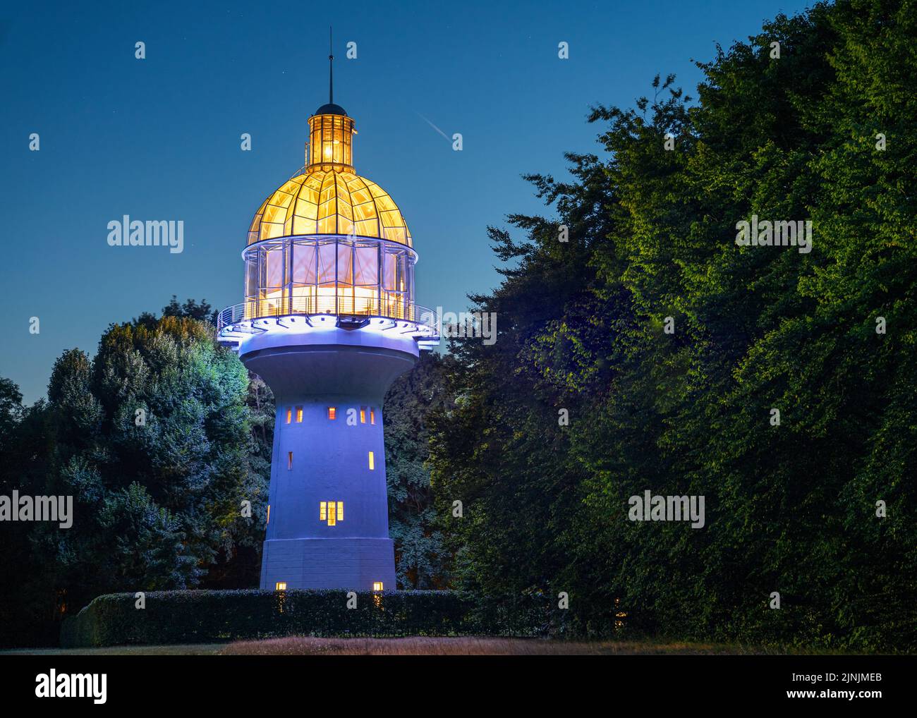 SOLINGEN, DEUTSCHLAND - 6. AUGUST 2022: Beleuchteter lichtturm ...