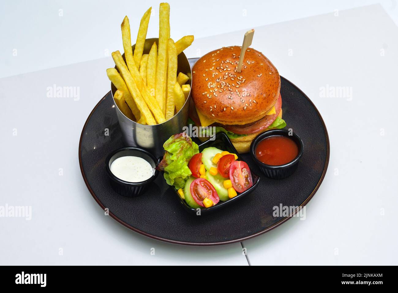 Schnellimbiss. hamburger, pommes Frites und Salat. burger mit ...
