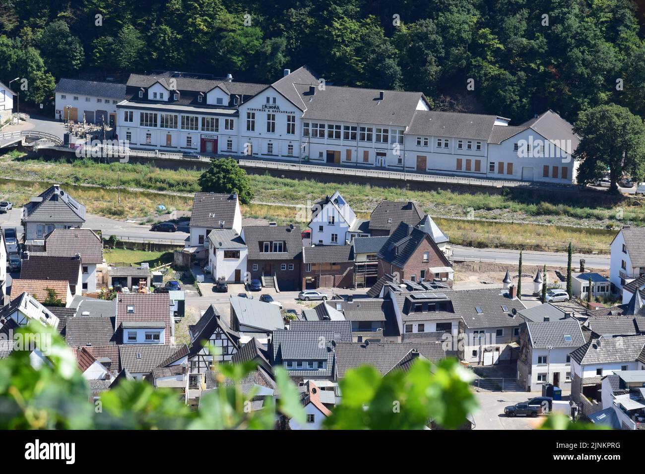 Dernau an der Ahr, ein Jahr nach der Flutkatastrophe Stockfotografie ...