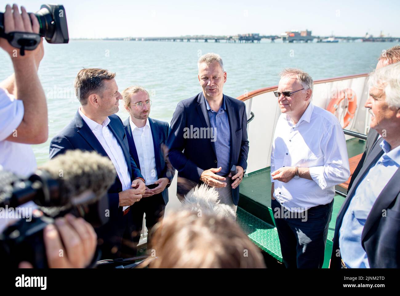 Wilhelmshaven, Deutschland. 12. August 2022. Olaf Lies (l-r, SPD ...