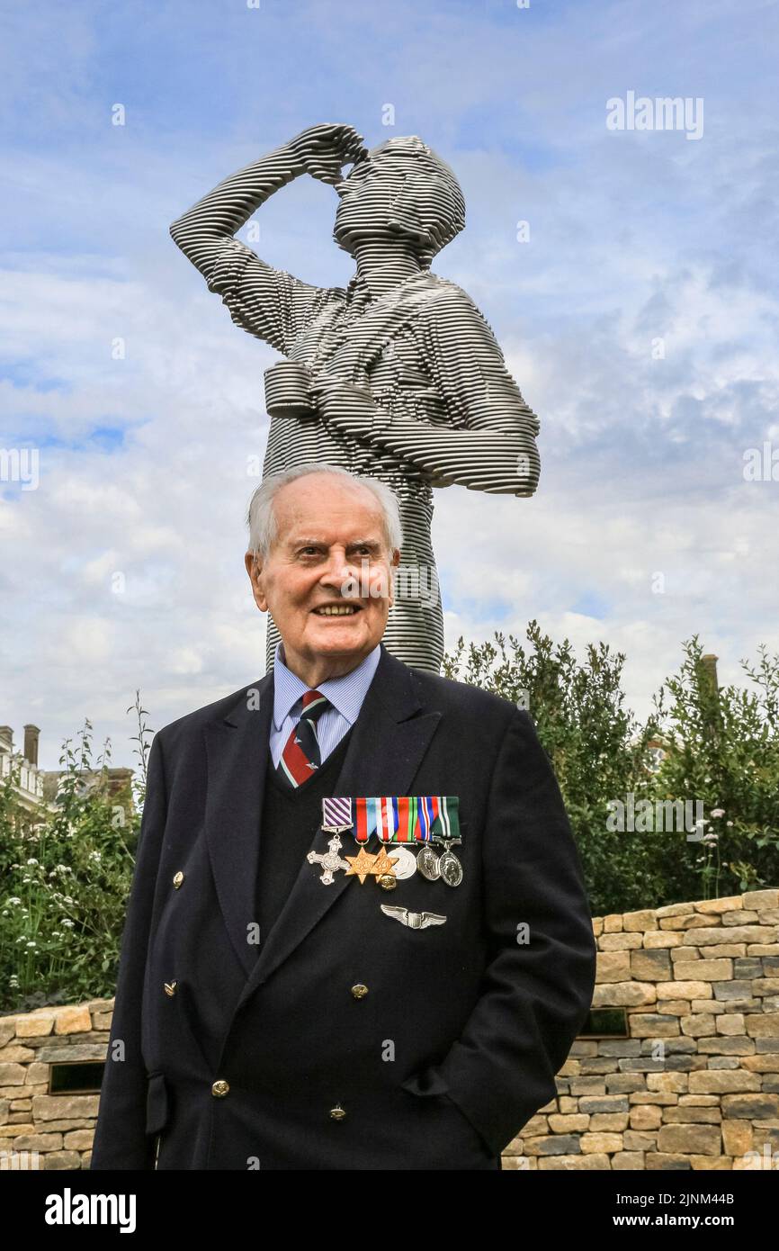 WW2 RAF-Veteran LT Colin Bell, 102 Jahre, Chelsea-Rentner Mike Hall (r ...