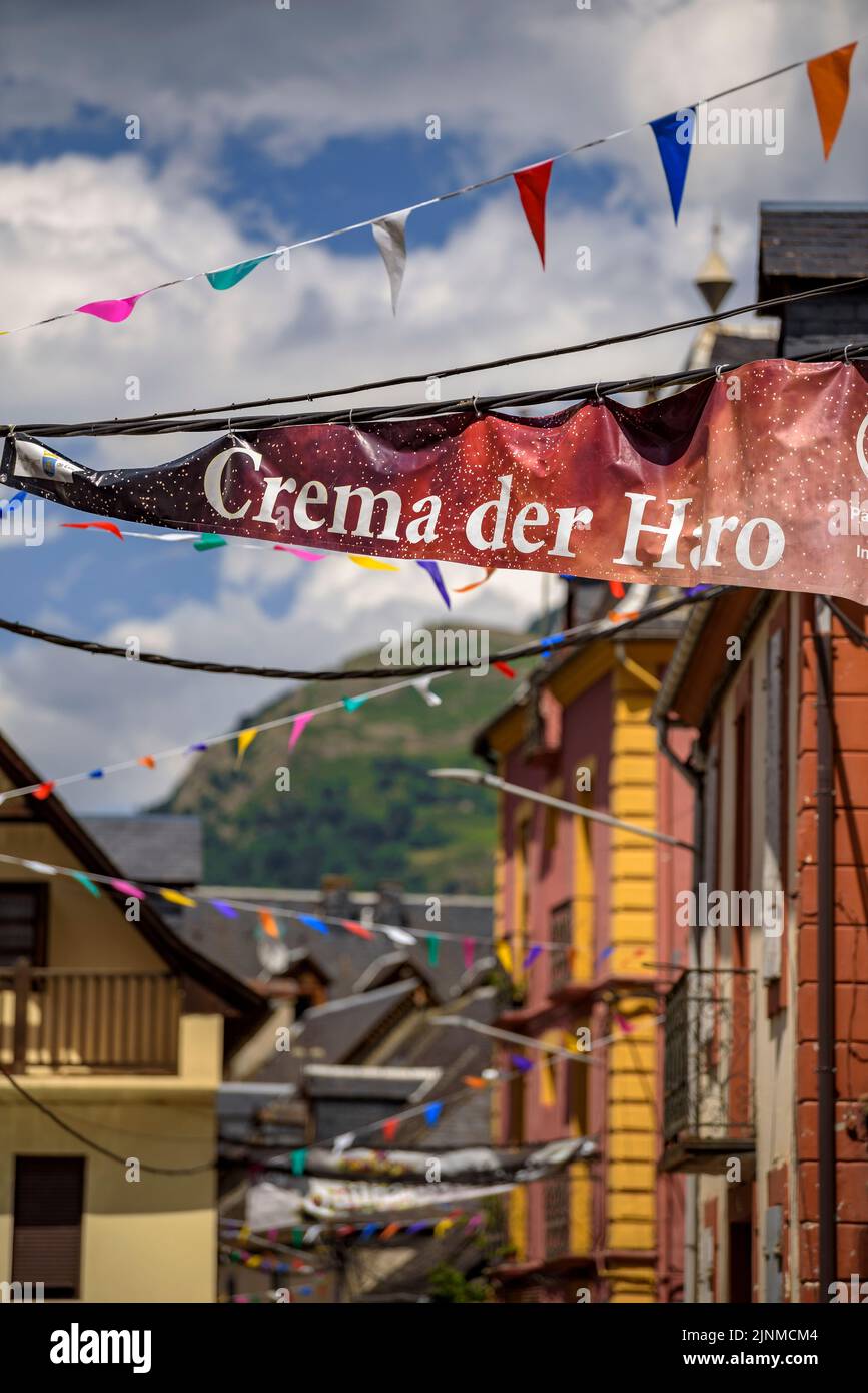 Das Dorf Les wurde wegen der Sommersonnenwende für das Fest von Sant ...
