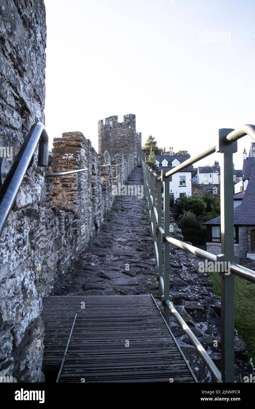 Mittelalterliche tore und steinmauern -Fotos und -Bildmaterial in hoher ...