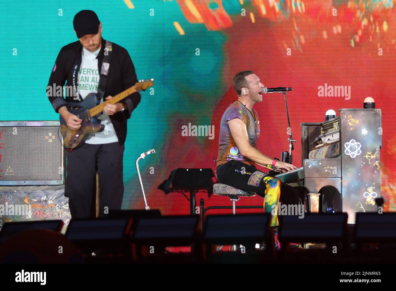 Coldplay tritt auf der Bühne im Wembley Stadium, Nord-London, während ...