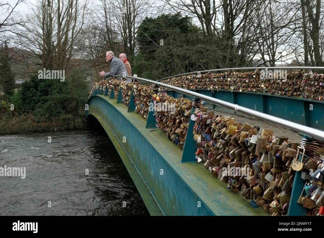 Bridge with love locks -Fotos und -Bildmaterial in hoher Auflösung – Alamy