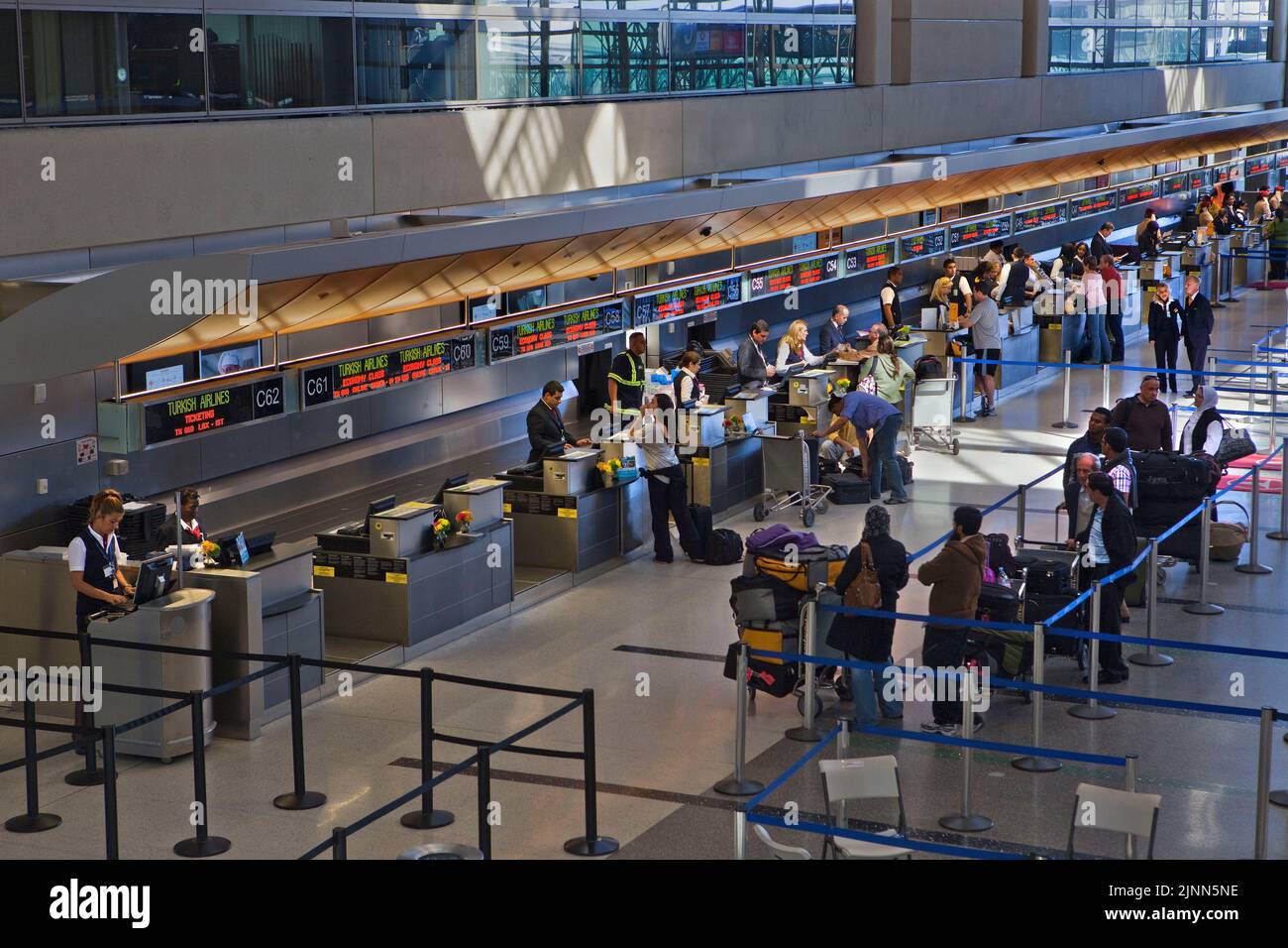 Check in schalter am flughafen tokio -Fotos und -Bildmaterial in hoher Auflösung – Alamy
