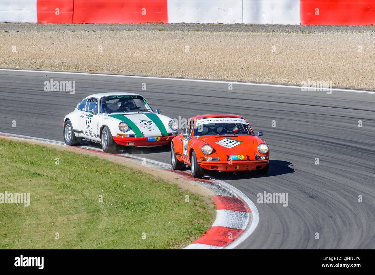 Zwei historische Rennwagen Porsche 911 schließen sich in Kurve beim ...