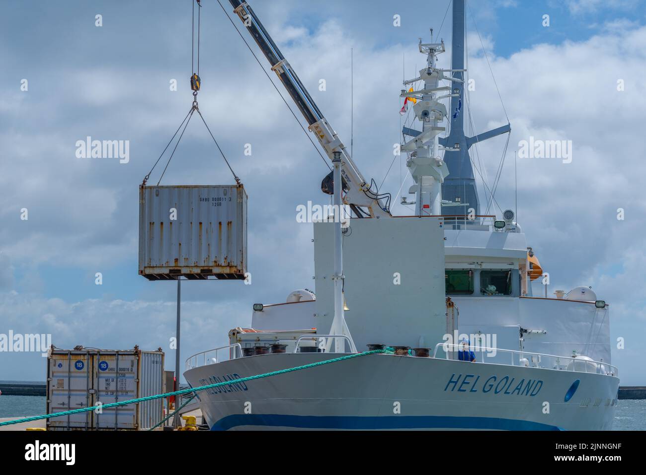 Ausflugsschiff, Container werden mit dem Kran entladen, im Außenhafen ...