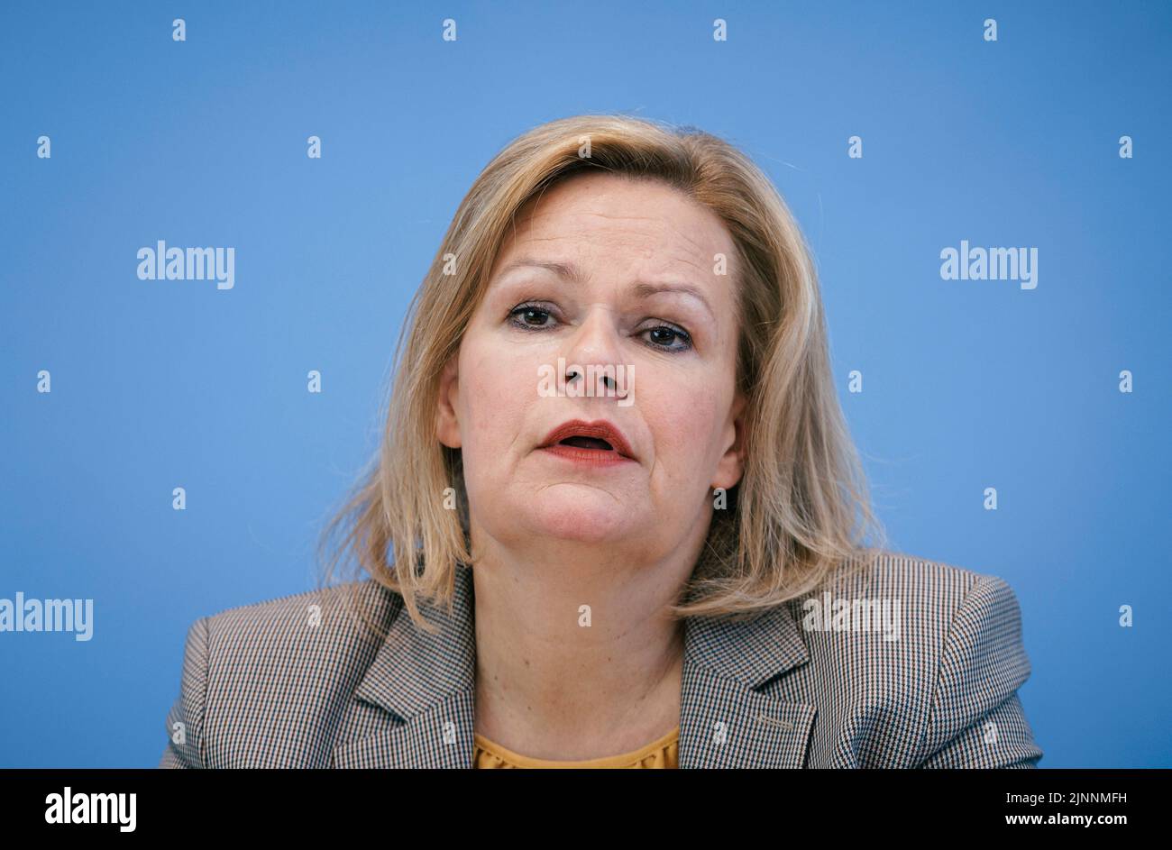 Politik politik portrait portrait kopf kopfschuss frontal von vor ...