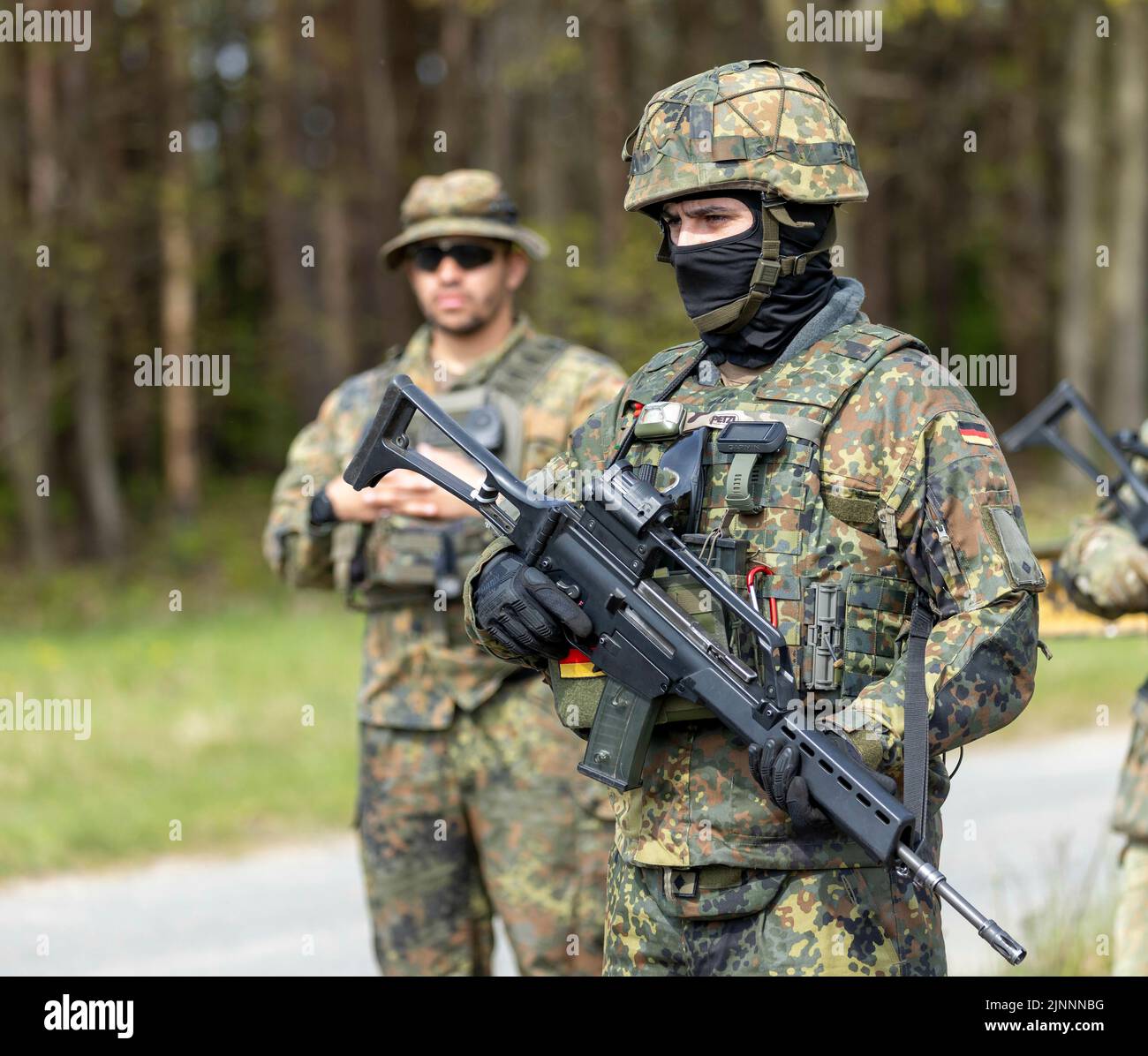 Münster, Deutschland. 10.. Mai 2022. Deutsche Soldaten mit einem G 36 ...