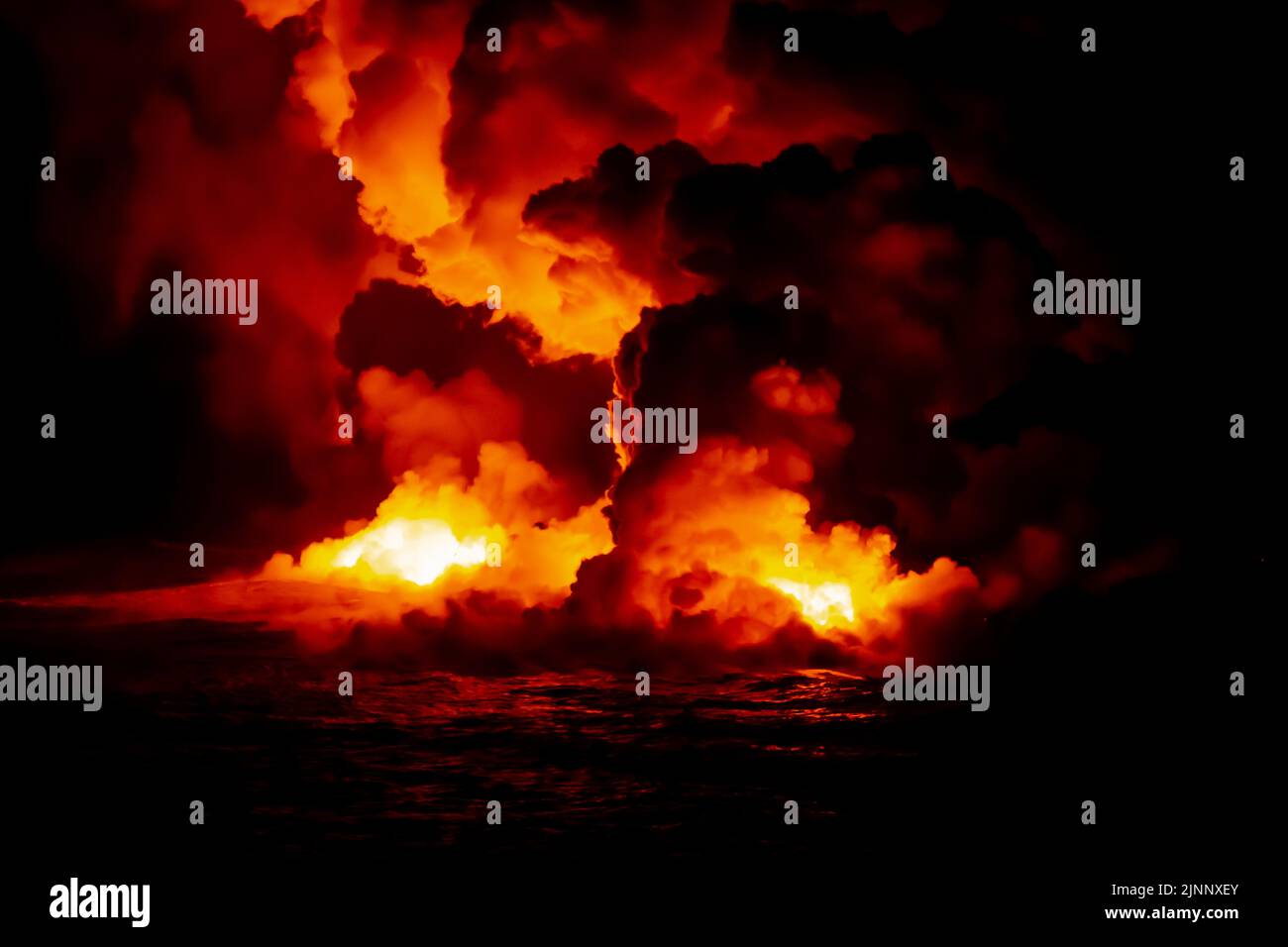 Lava fließt in den Ozean und schuf das Gesicht eines Mannes, sieht aus ...