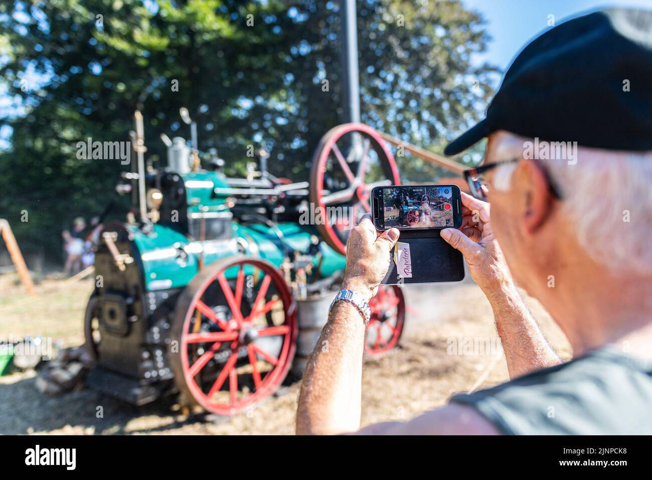 Nordhorn, Deutschland. 13. August 2022. Ein Besucher fotografiert mit ...