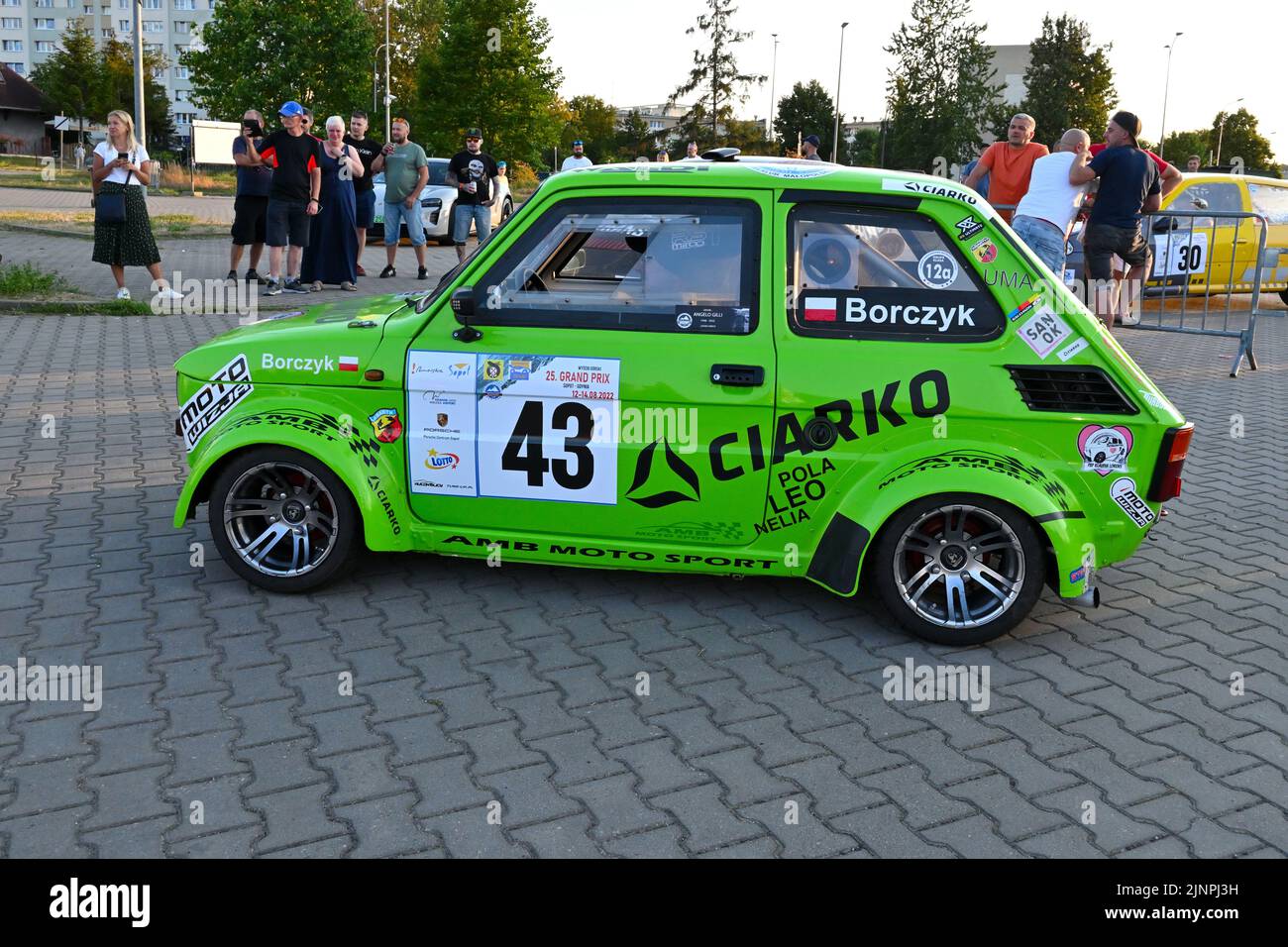 Danzig, Polen - 12. August 2022: Fiat 126p Oldtimer-Rennwagen auf der Straße Stockfotografie - Alamy