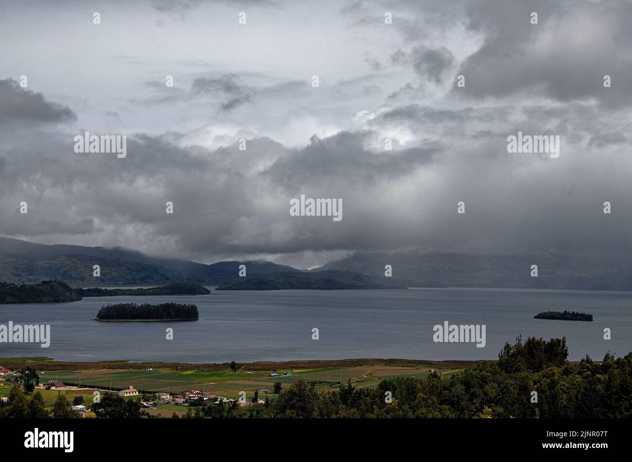 Panoramablick auf einen See mit einer Insel in der Mitte und zwei ...